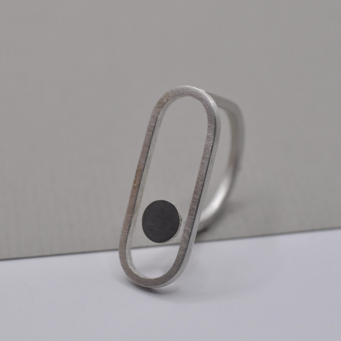 Ring "Geknöpft" schwebt über 2 Finger, 925 Silber | DOPPELLUDWIG ...